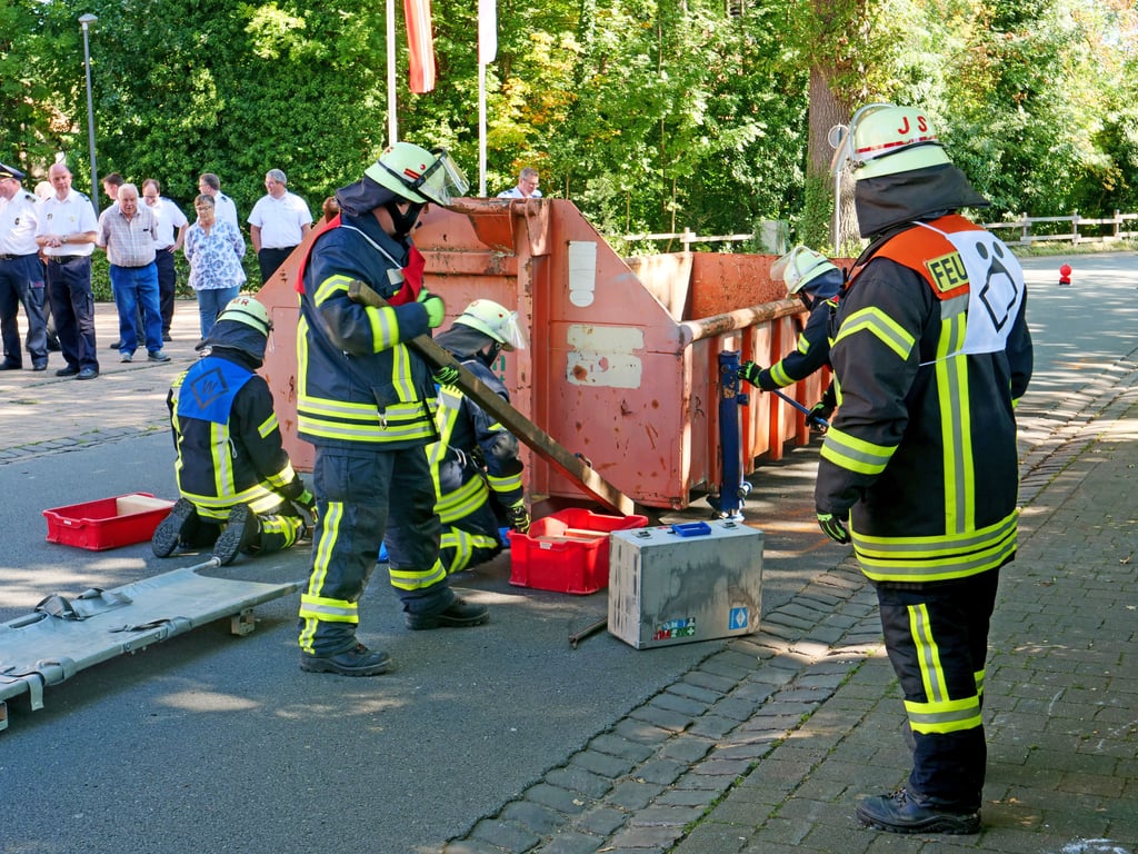 Bein unter Container eingeklemmt – nur ein Szenario der Kreisfeuerwehr ...