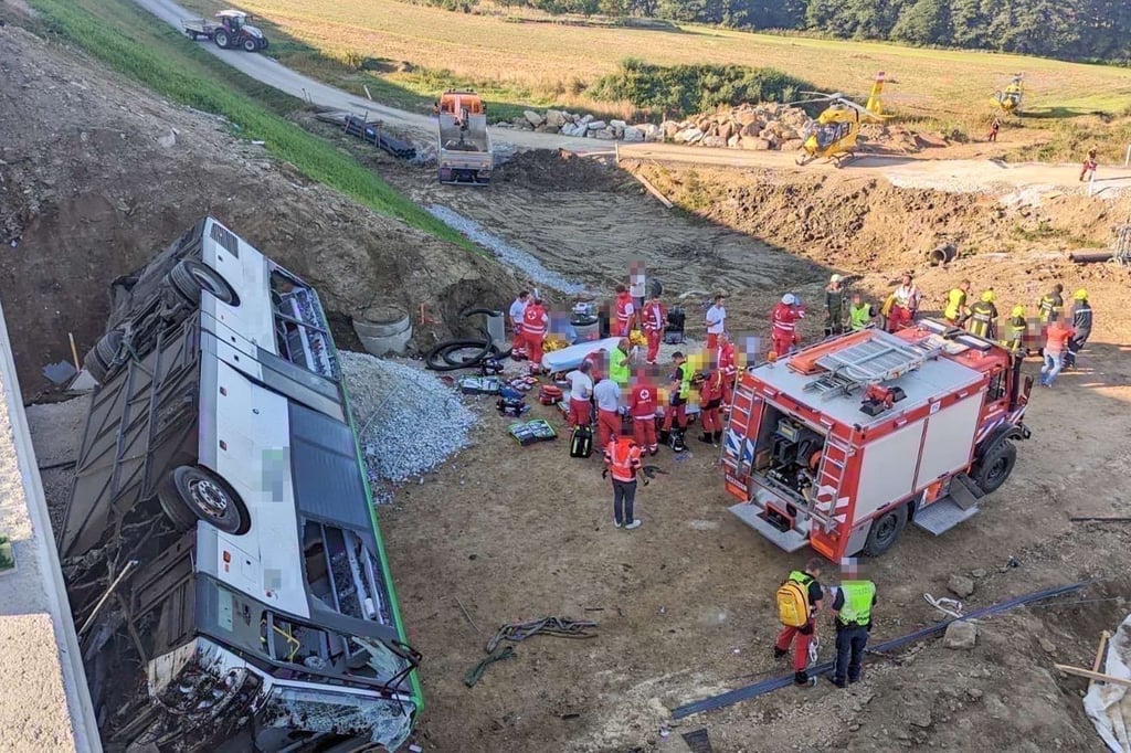 Bus stürzt in Österreich von Brücke - mehrere Verletzte