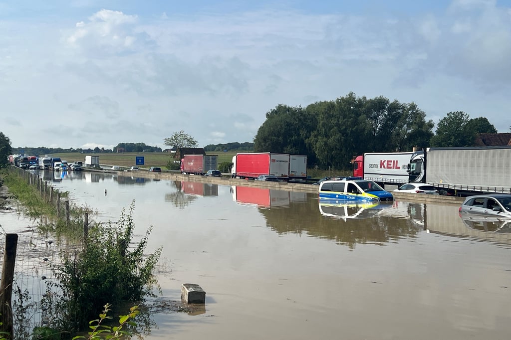 Beckum: A2 überflutet – Mann nach Unfall in Lebensgefahr