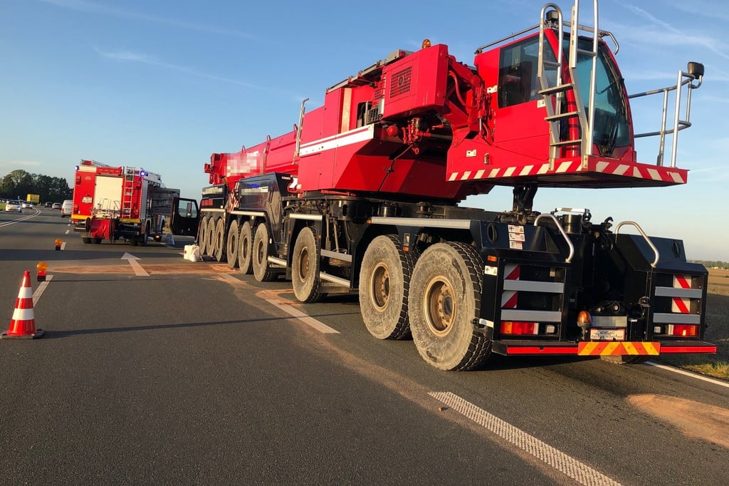 Kreis Paderborn: Ölspuren auf B1 und L776 – Verkehrsbehinderungen im