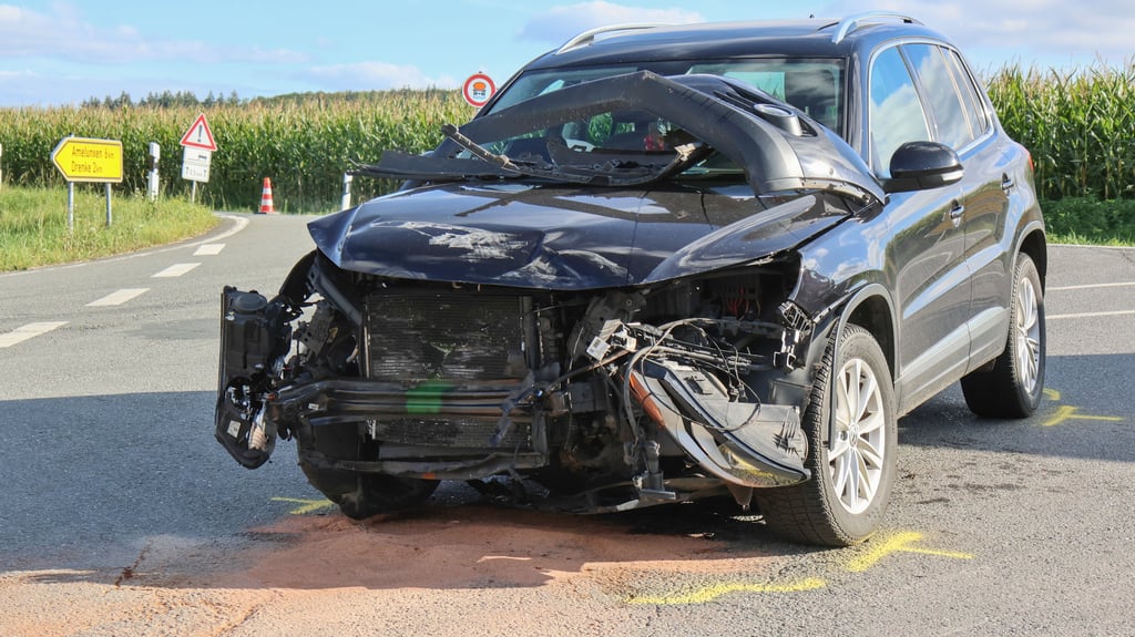 Schwerer Unfall mit zwei Verletzten am „Drenker Kreuz“ bei Beverungen
