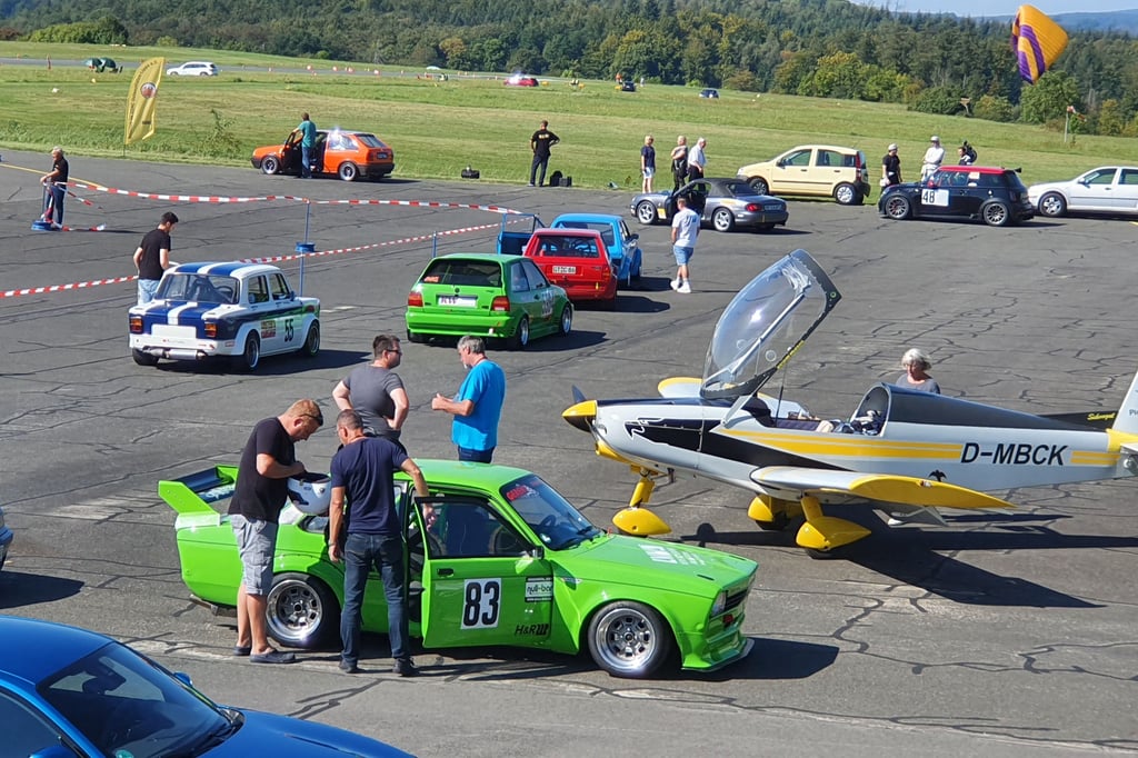 Hunderte Autofans in Höxter: Flugplatz-Slalom und Benzingespräche