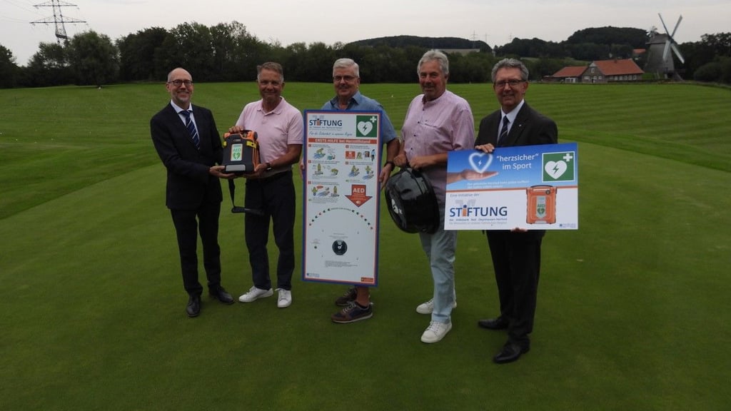 Vlotho: Golfclub Herford erhält Defibrillator