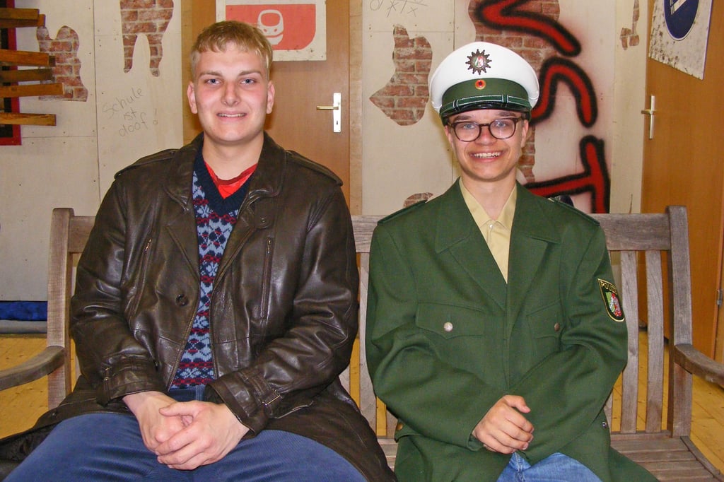 Jung spricht Platt auf der Bühne