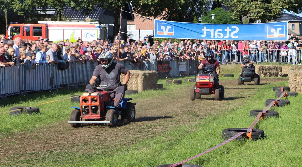 Spektakuläres Rasenmäher-Rennen beim Ostenländer Markt