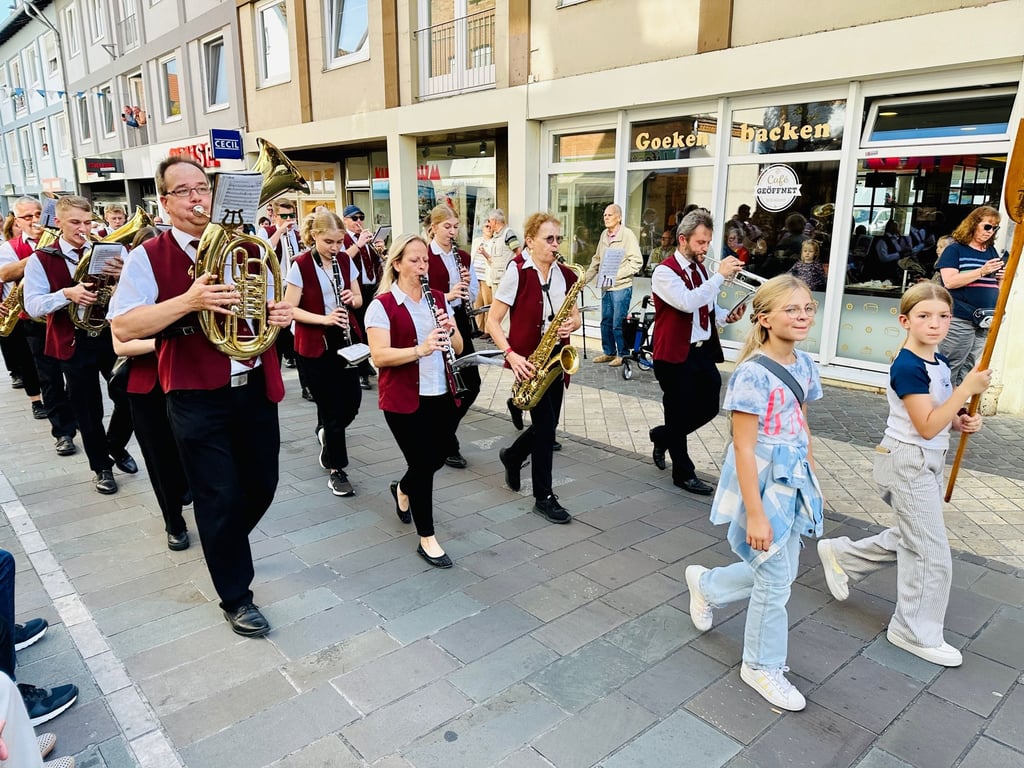Festzug der Blaskapellen auf der Warburger Oktoberwoche