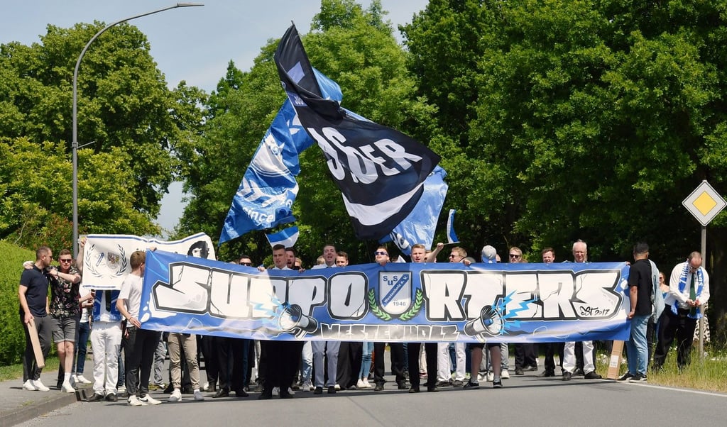 1800 Fans machen aus Verl für einen Abend Westenholz-Nord