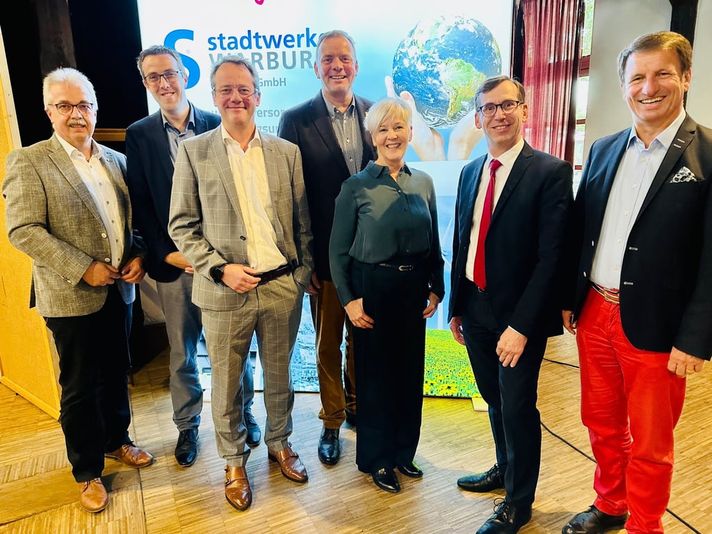 Oktoberwoche Warburg: Forum in Stadthalle - Unternehmer drücken „Schulbank“