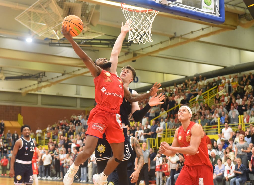 Lane stimmt das erste ,,Pa-der-born" an