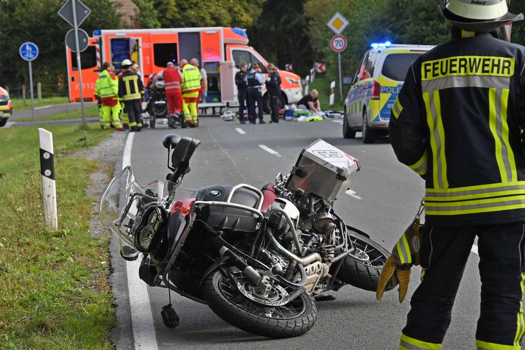 Von Motorrad erfasst: Rennradfahrer nach Unfall reanimiert