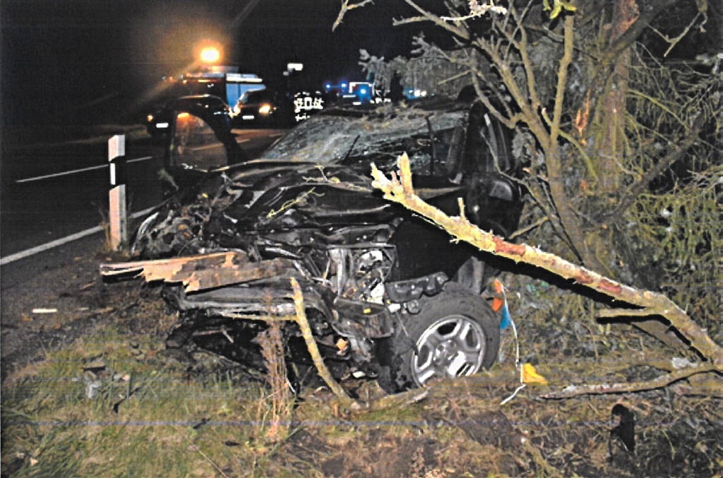 Unfall in Petershagen: Auto kollidiert mit Baum