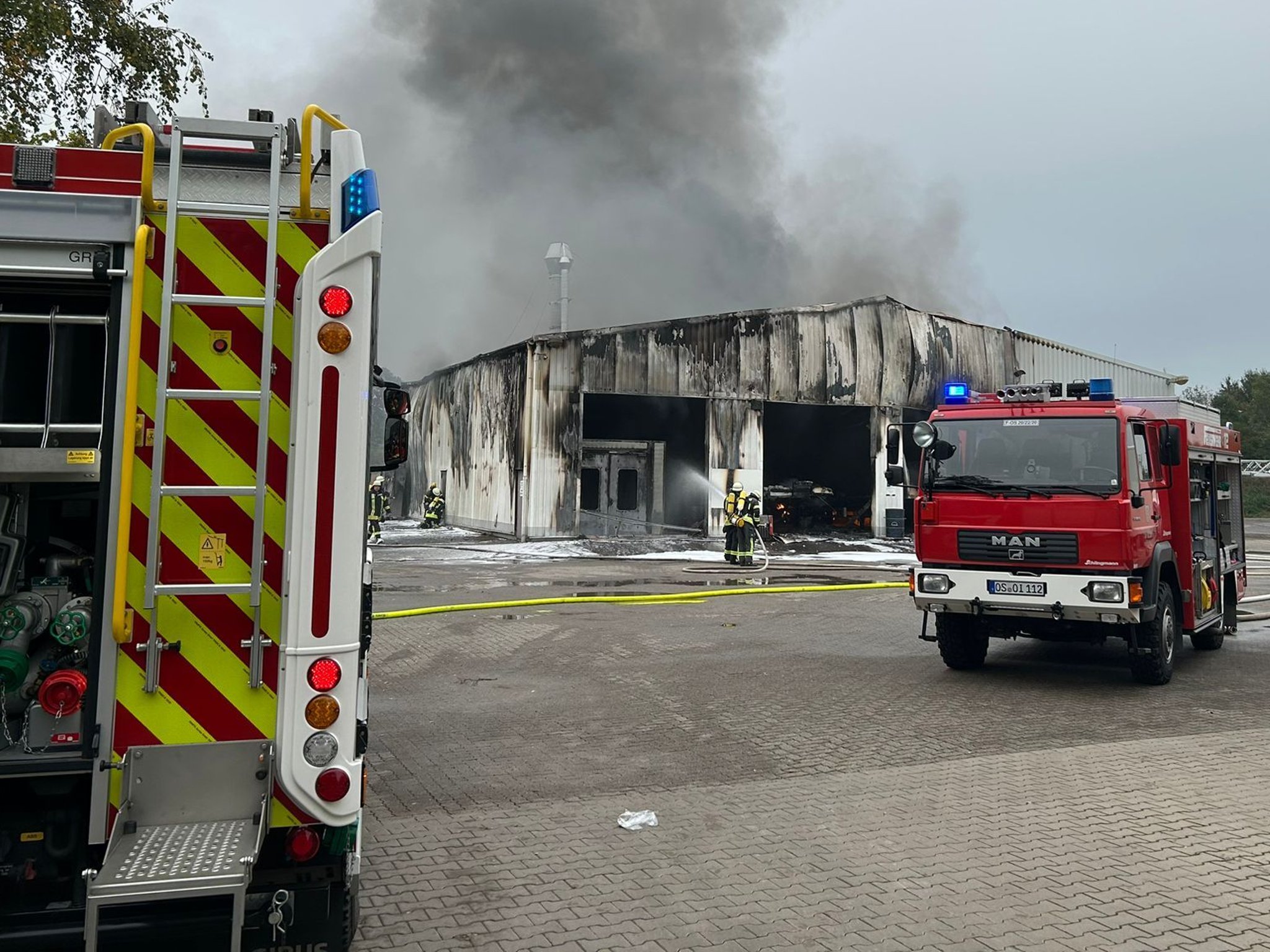Bruchmühlen: Warnung vor giftigem Rauch: Werkstatt an der Grenze zu Herford steht in Flammen