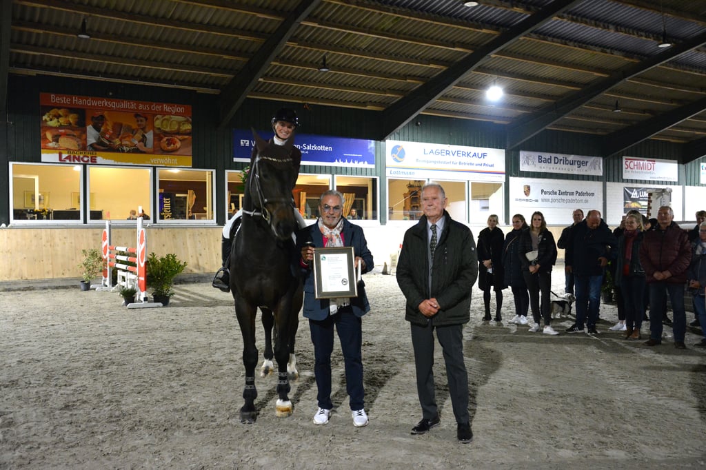 Goldenes Reitabzeichen an Laura Rochell