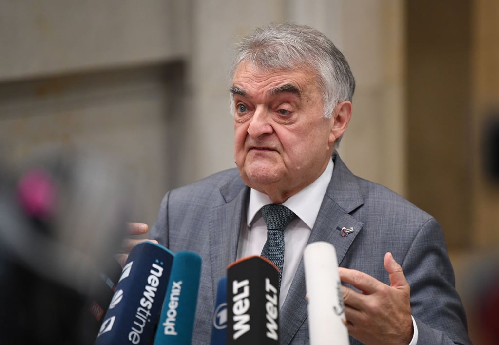 Reul sieht Hürden für Ausweisung von Hamas-Aktivisten