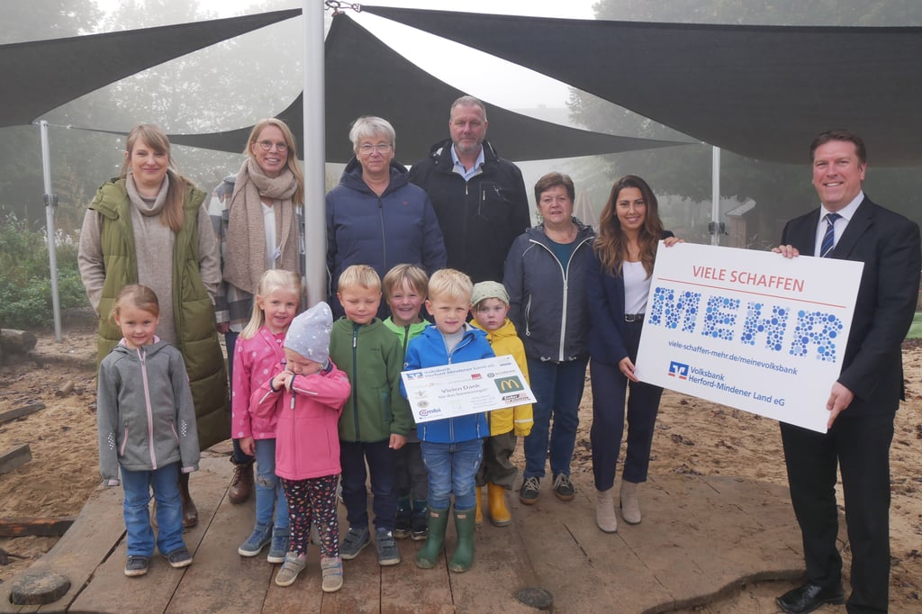 Neues Sonnensegel auf dem Spielplatz der Kita Sternschnuppe eingeweiht
