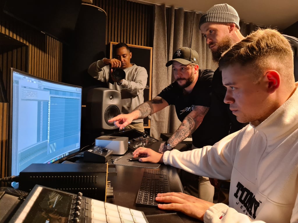 Schloß Holte-Stukenbrock: Ausbildung und Rapper-Karriere