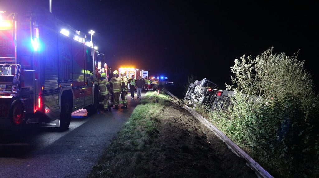 Paderborn: Laster kippt bei Sennelager über A33-Leitplanke
