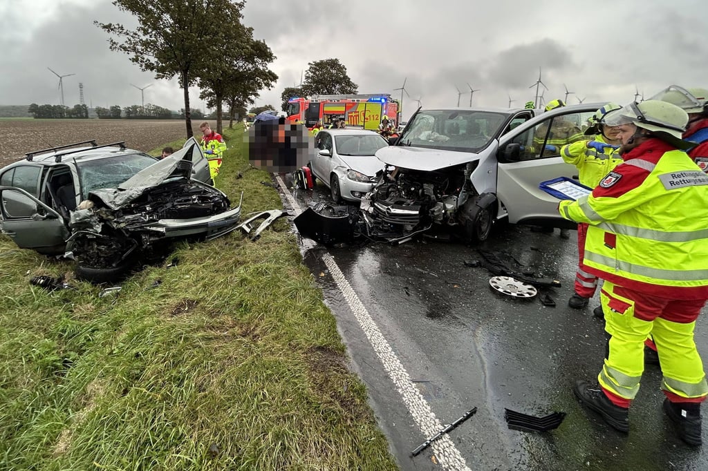 Paderborn: Verkehrsunfall auf der B64 mit zwei Schwerverletzten