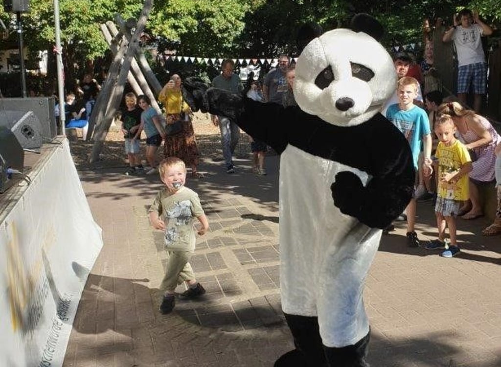 Lübbecke: Punk-Panda mischt fröhliches Schulfest auf