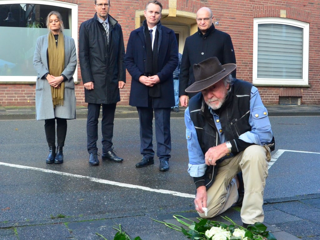 Gunter Demnig verlegt die ersten Stolpersteine in Laer