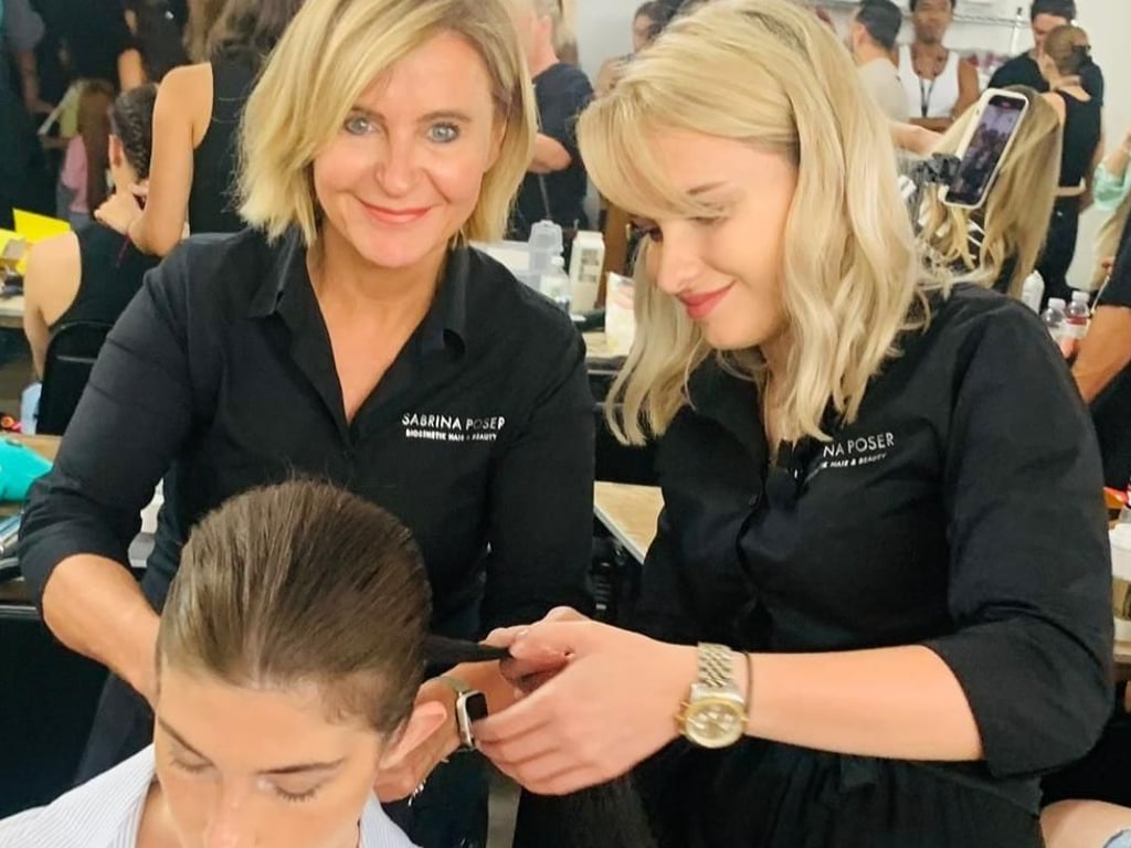 Herford: Zwei Friseurinnen stylen bei der Fashion Week