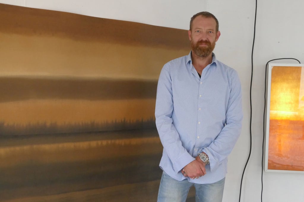 Herford: Johannes Steendam malt mit Motoröl - Ausstellung im Kiosk24