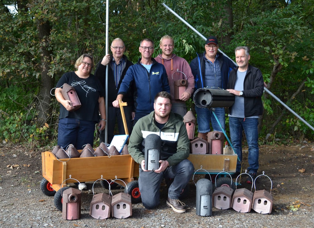 Delbrück: Vogelzuchtverein bringt über 30 neue Nistkästen an