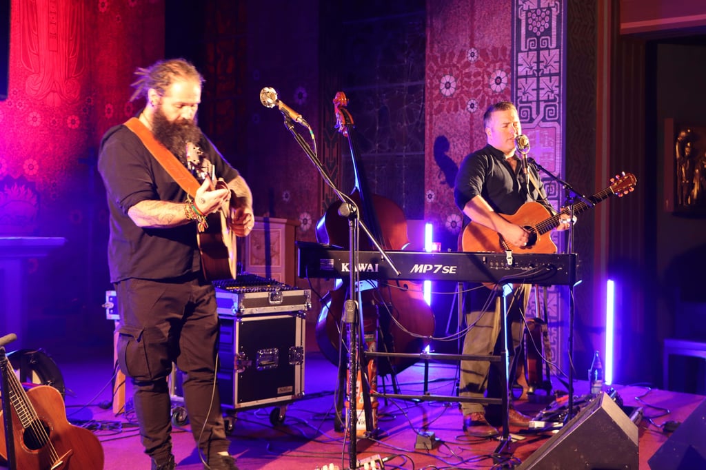 Hövelhof: Irish-Folk-Duo überzeugt mit Musik und Humor