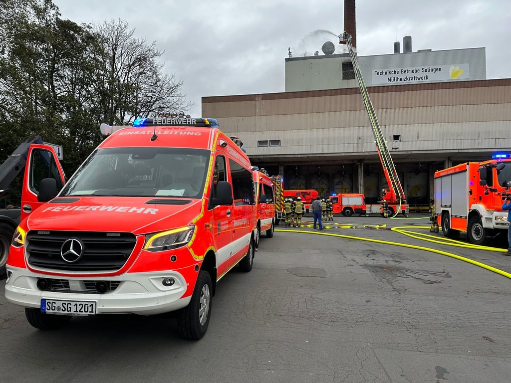 Feuer in Müllheizkraftwerk in Solingen