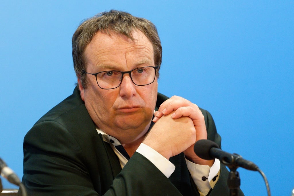 Minister schließt höheren Preis für D-Ticket nicht aus