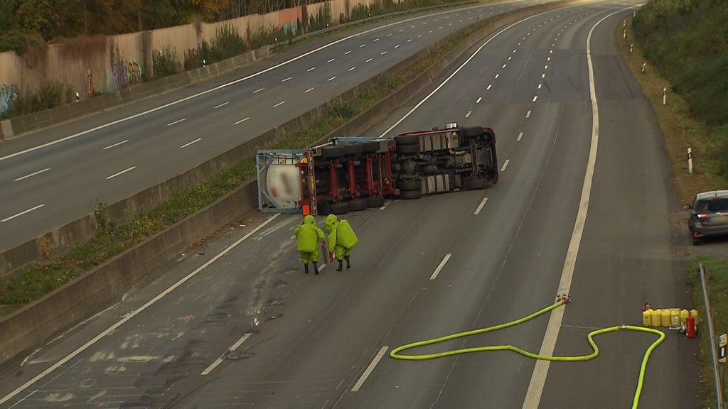 Chemie-Transporter verunglückt auf A1: Stundenlange Staus