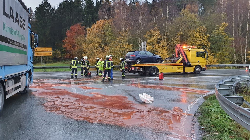 Unfall auf B 64 bei Brakel: Zwei Verletzte nach Zusammenstoß