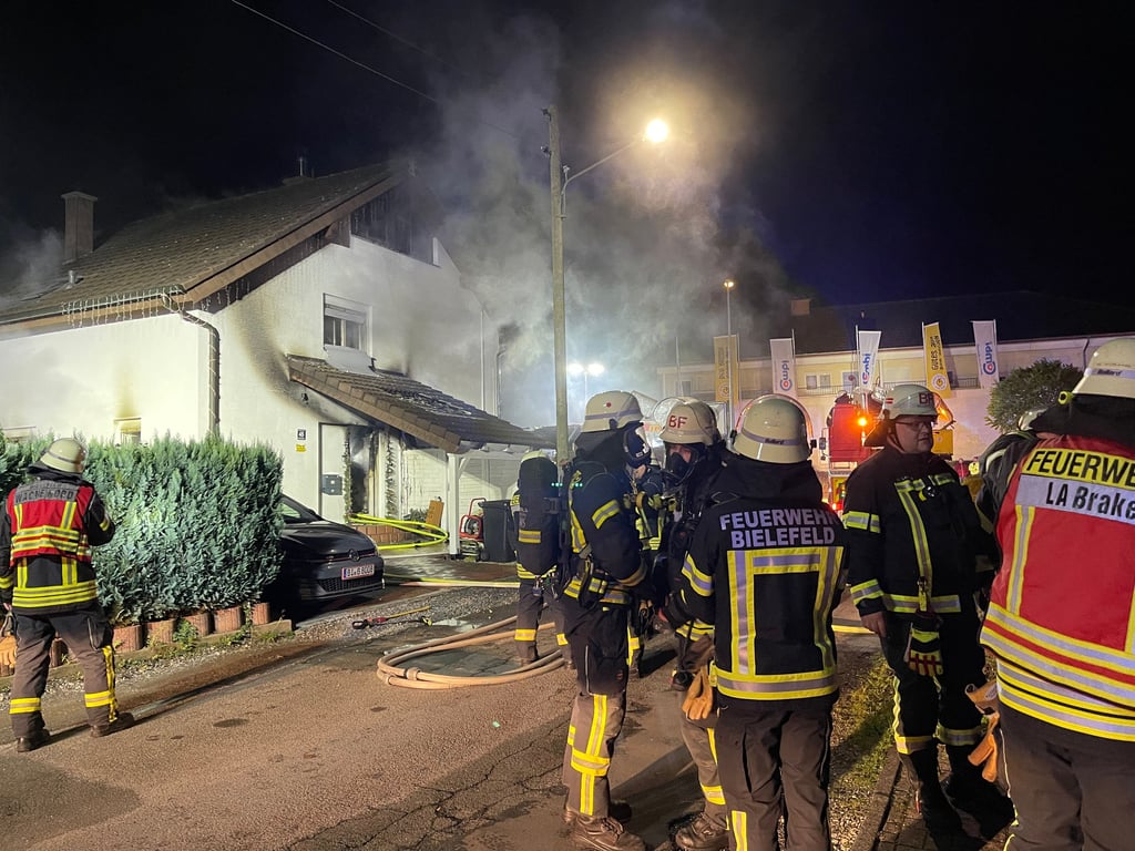 Bielefeld: Familie vor dem Nichts: Wohnhaus in Flammen