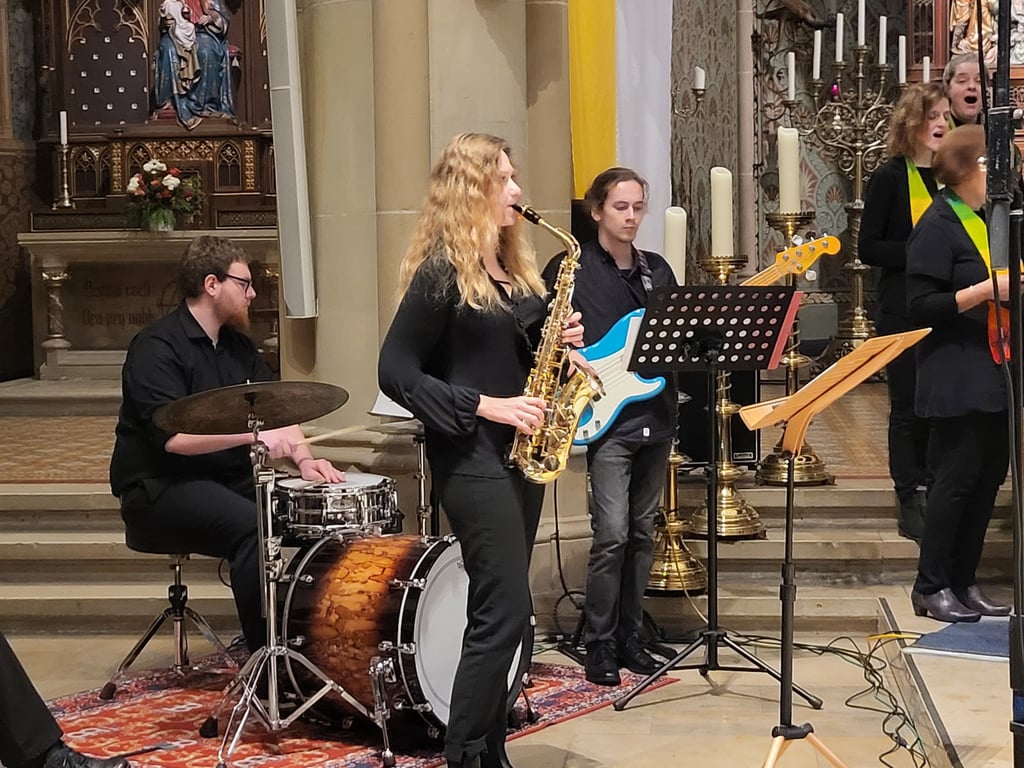 Musiker gehen in den Werken auf