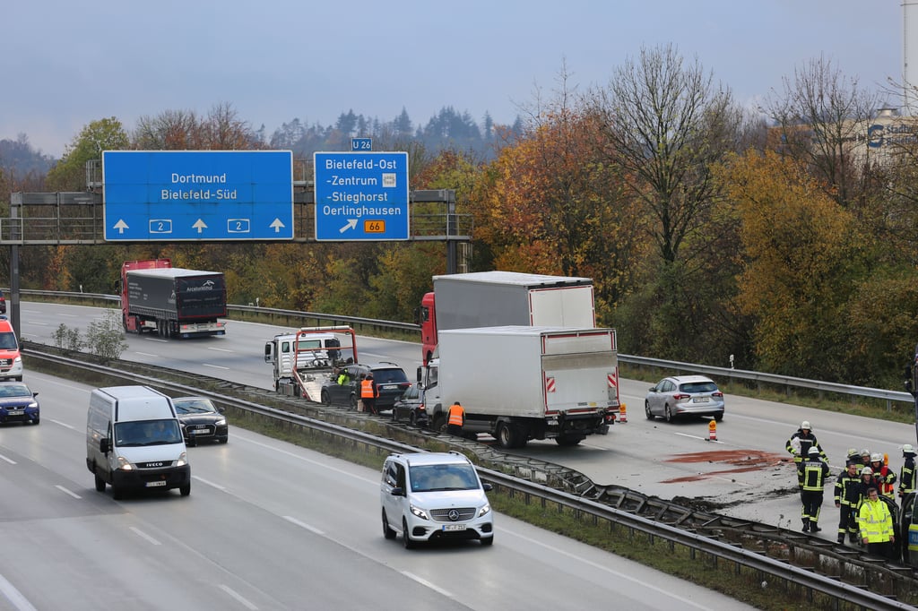 Bielefeld: Unfall auf der A2 – Lkw kracht in Leitplanke