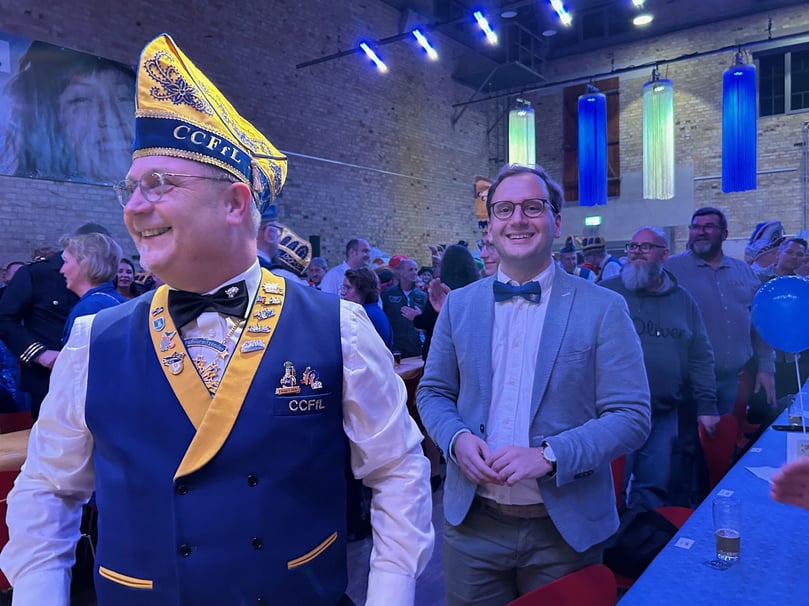 Buntes Meer schunkelnder Jecken