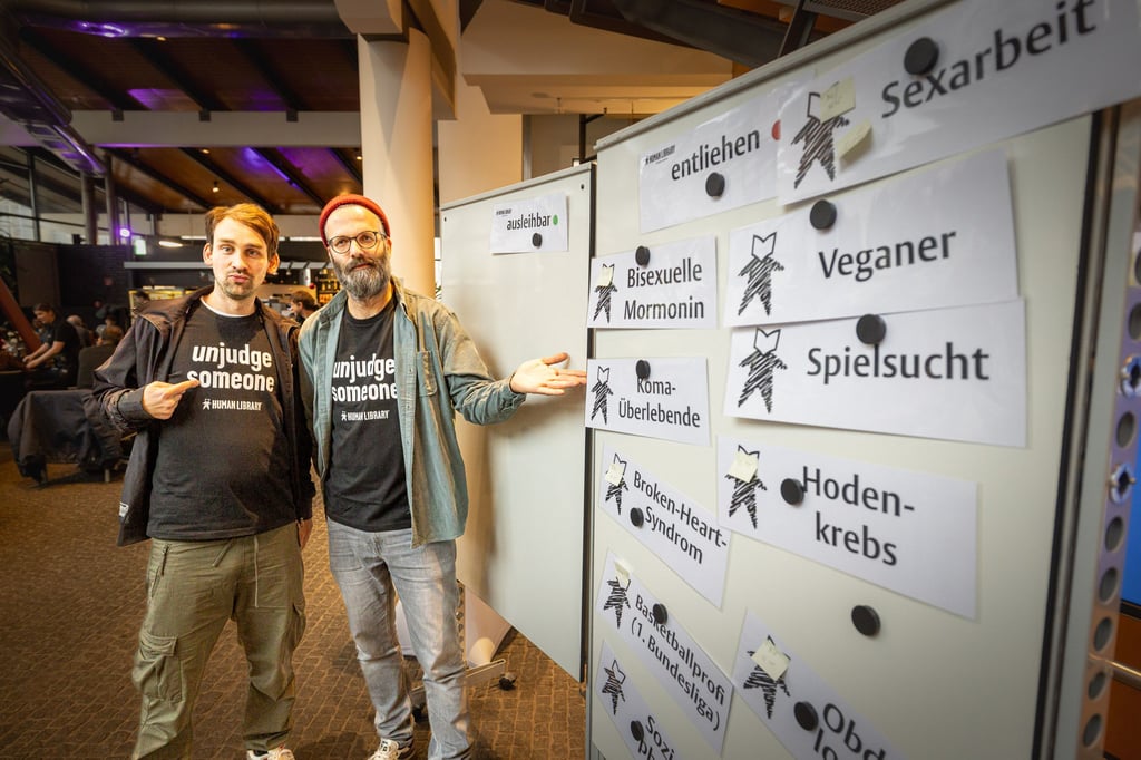 „Lebende Bücher“ berichten über Schicksale