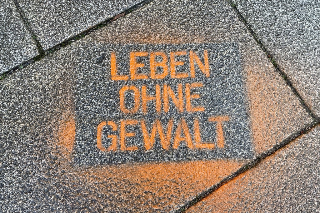 Aktion zum Orange Day: Infostand und Bank