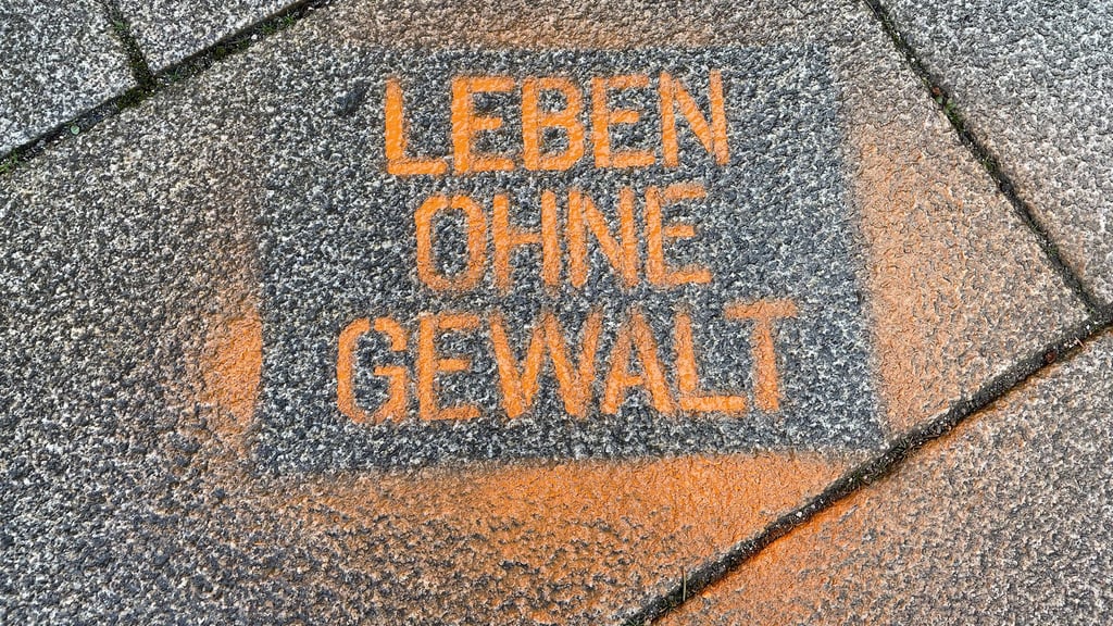 Aktion zum Orange Day: Infostand und Bank