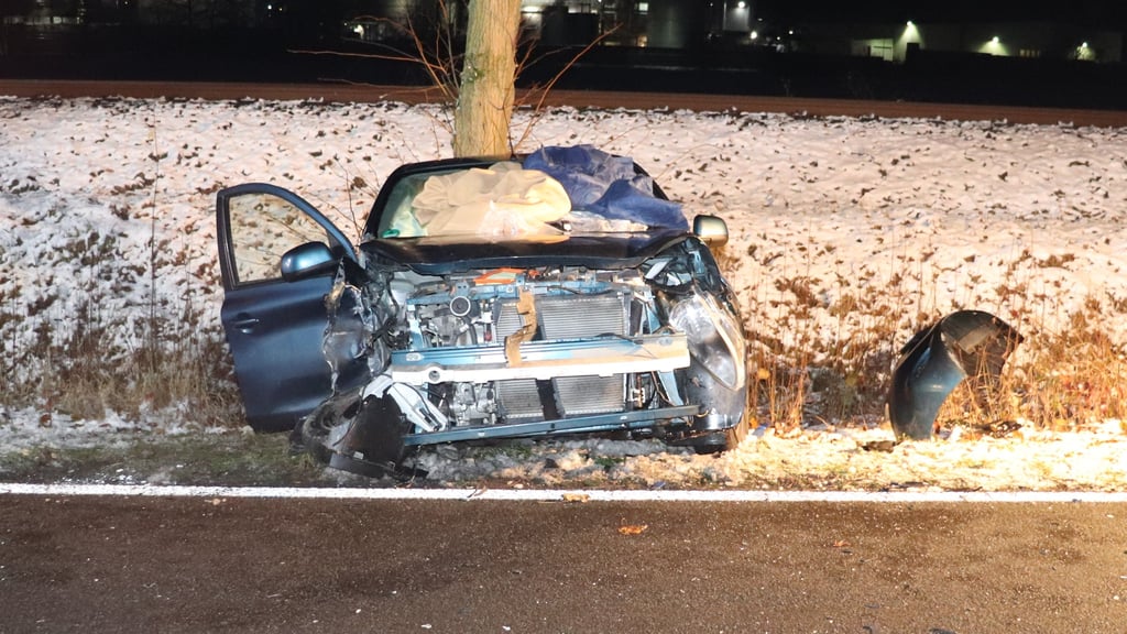 Warburg: Drei Schwerverletzte nach Frontalzusammenstoß auf der B7