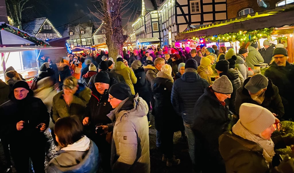 Nikolausmarkt lockt tausende Besucher ins verschneite Haller Herz