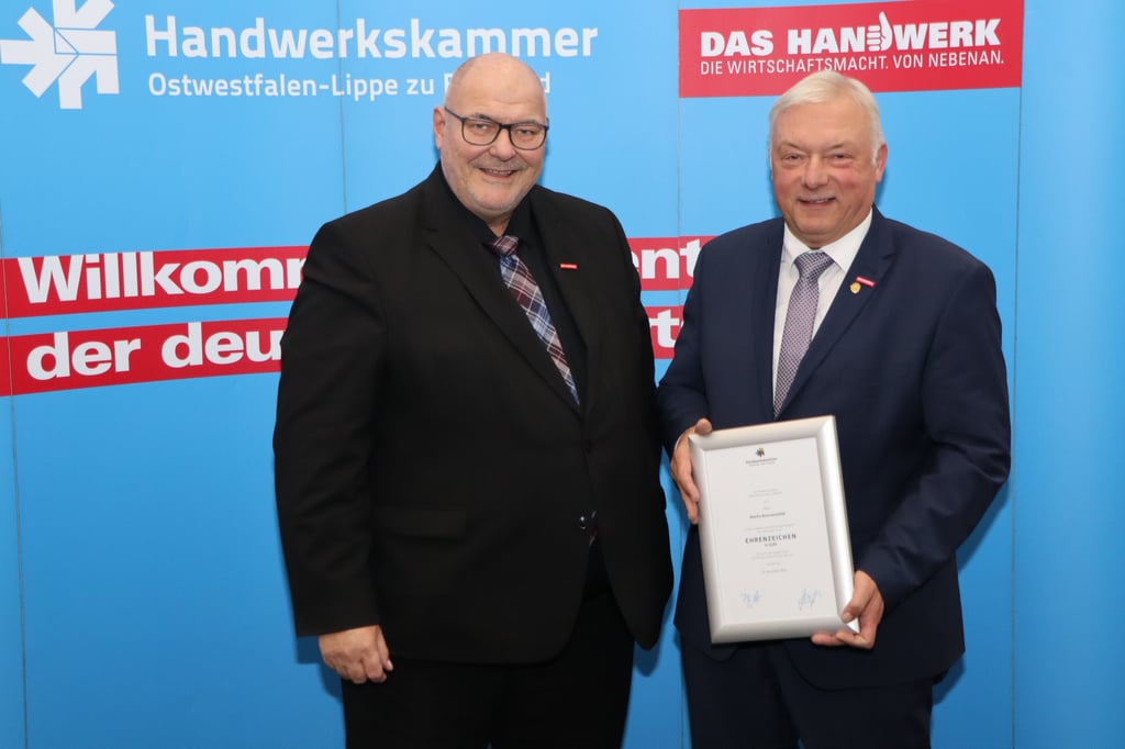 Goldene Ehrennadel für Martin Knorrenschild aus Neuenheerse