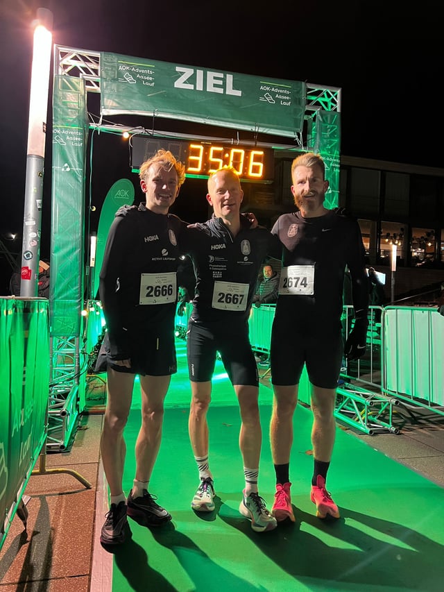 Running Crew stürmt das Podium unter lauten Anfeuerungsrufen