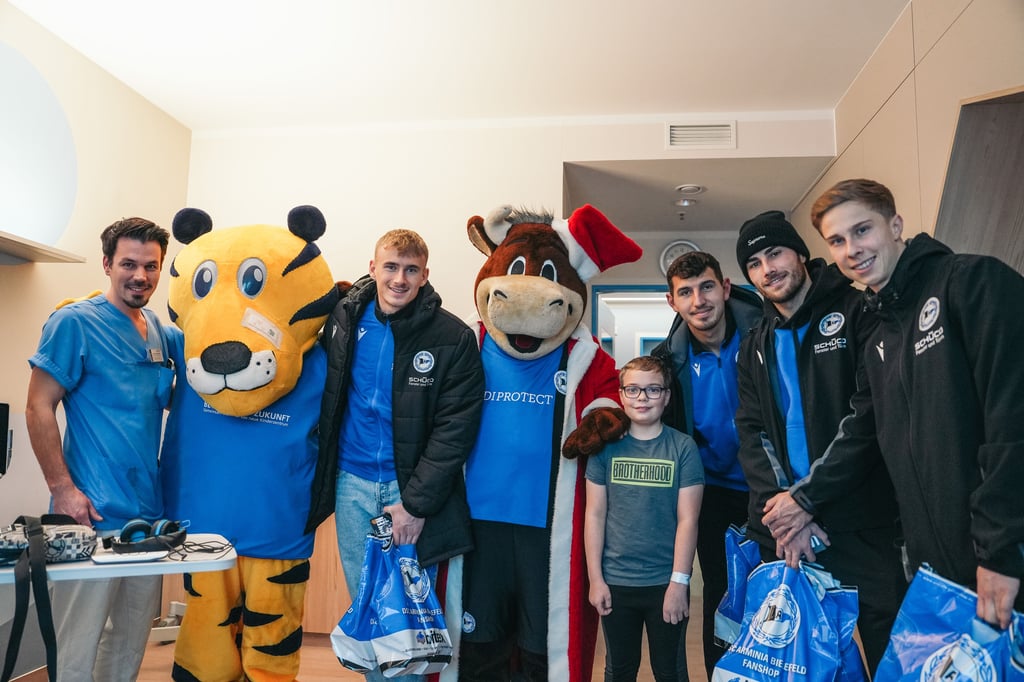 Arminias Mannschaft überrascht Kinder mit Geschenken