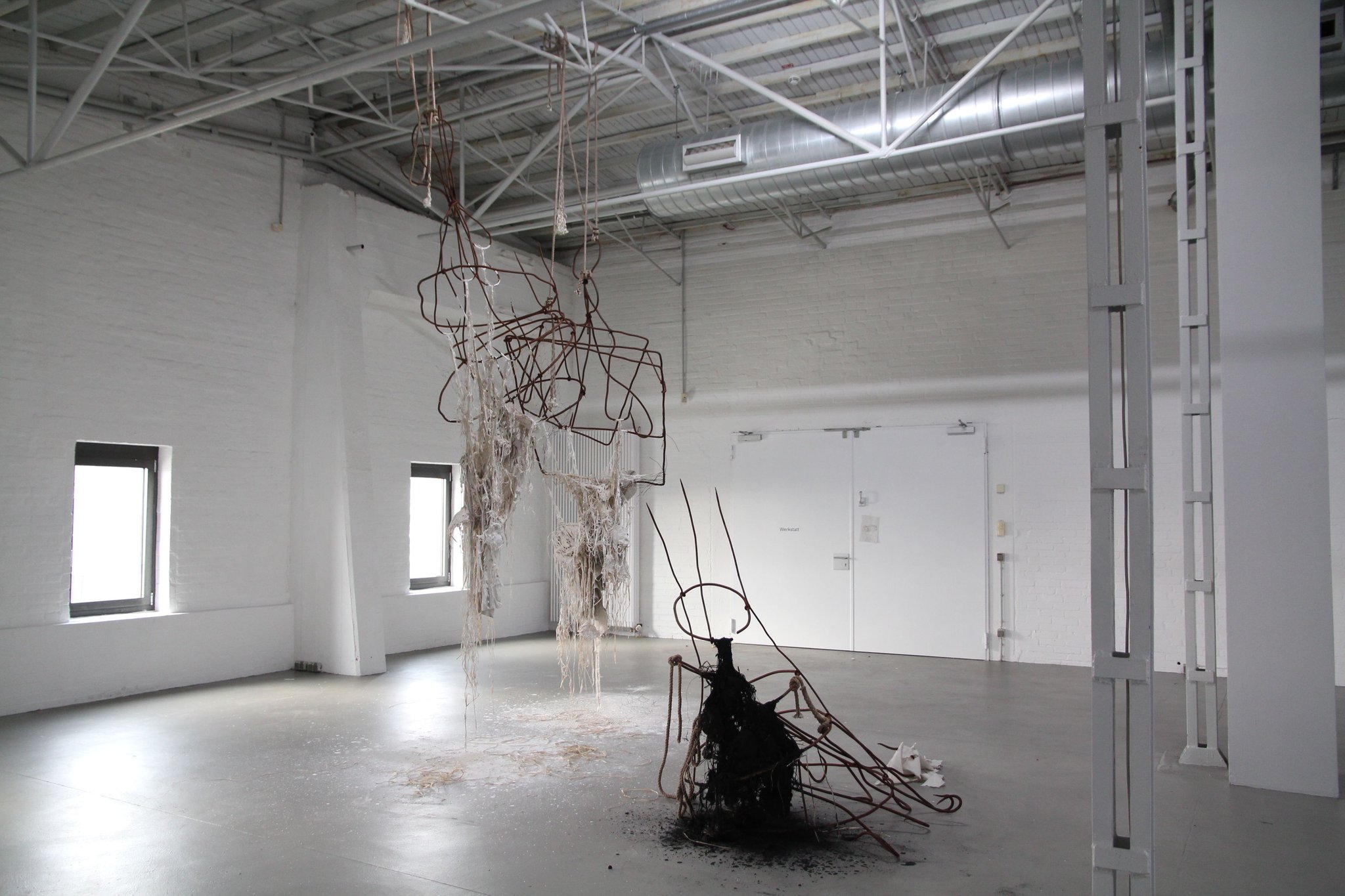 Dominique White zeigt rebellische Skulpturen