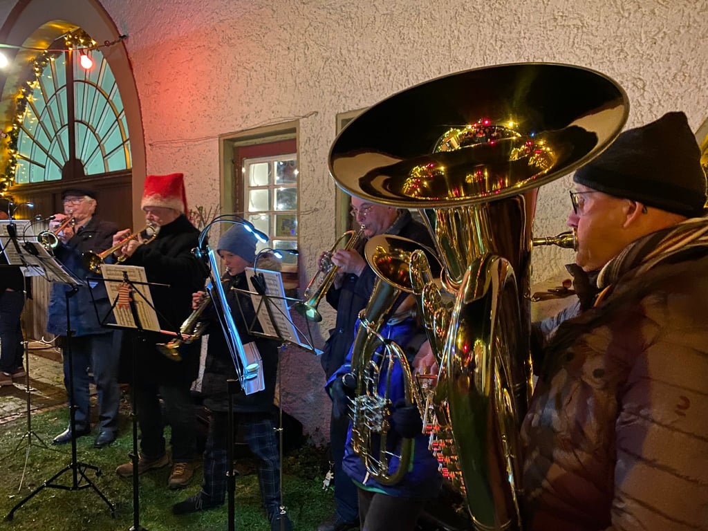 Mit Nikolaus und Posaunen in die festliche Zeit
