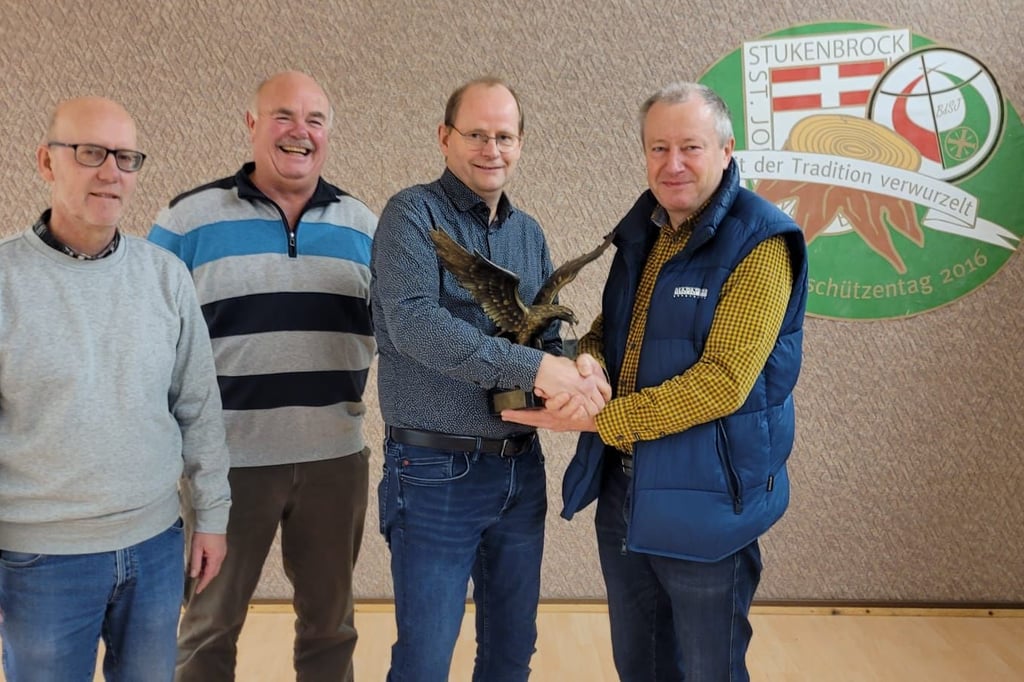 Schloß Holte-Stukenbrock: Helmut Bonensteffen holt den Pokal