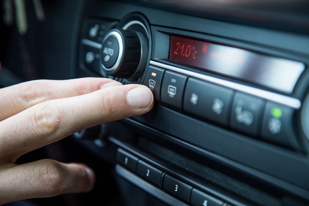 Mit Heizung und Lappen gegen beschlagene Autoscheiben