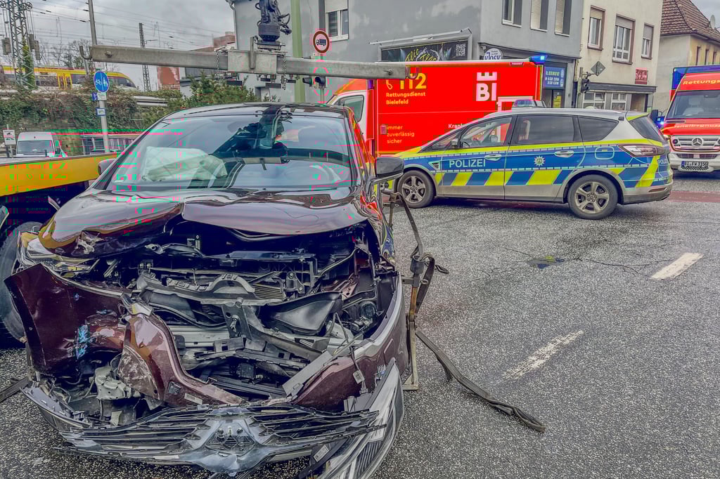 Bielefeld: Verletzter bei Frontalunfall nach Rotlichtverstoß