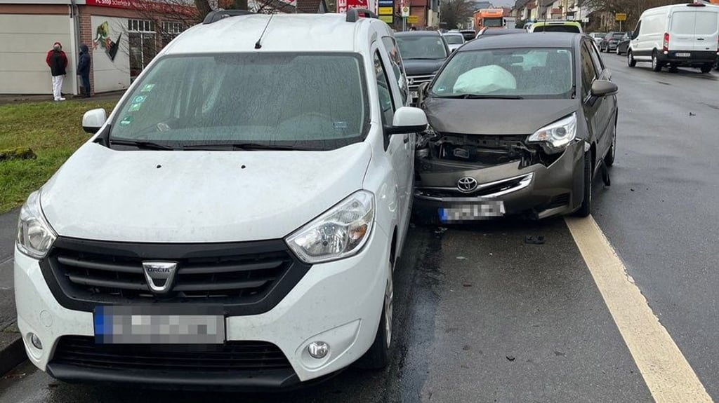 Warburg: Vier Autos bei Unfall in Rimbeck beschädigt